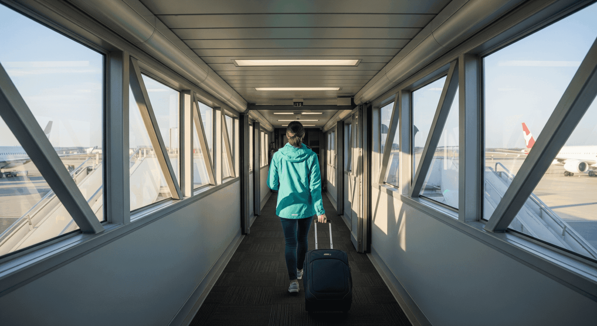 How Hypnosis Helps Ease the Fear of Flying Alone and Build Confidence